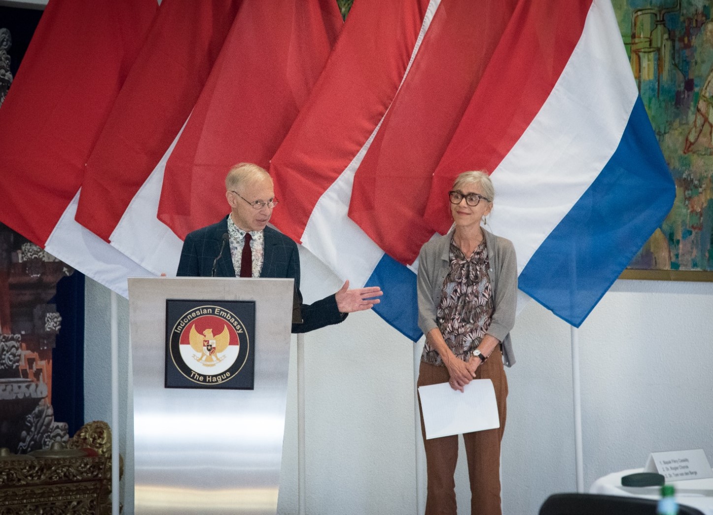 Special alumni gift to Indonesia at 75 - Leiden University