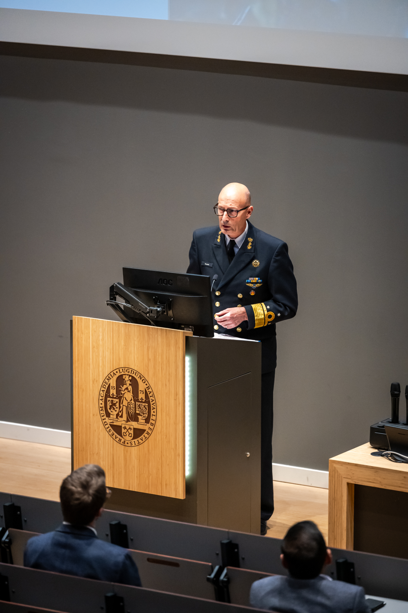 MIVD-directeur Peter Reesink houdt eerste Arthur Docters van Leeuwen ...