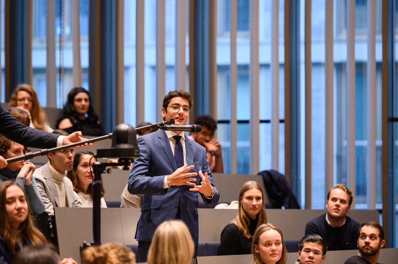 Studenten in informeel gesprek met leiders Trudeau en Rutte ...