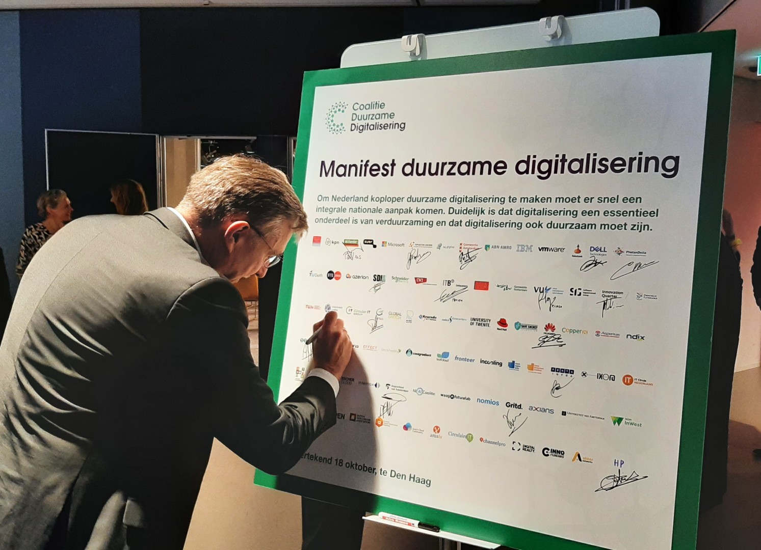 Universiteit ondertekent Manifest Duurzame Digitalisering: ‘Er is een deltaplan nodig ...
