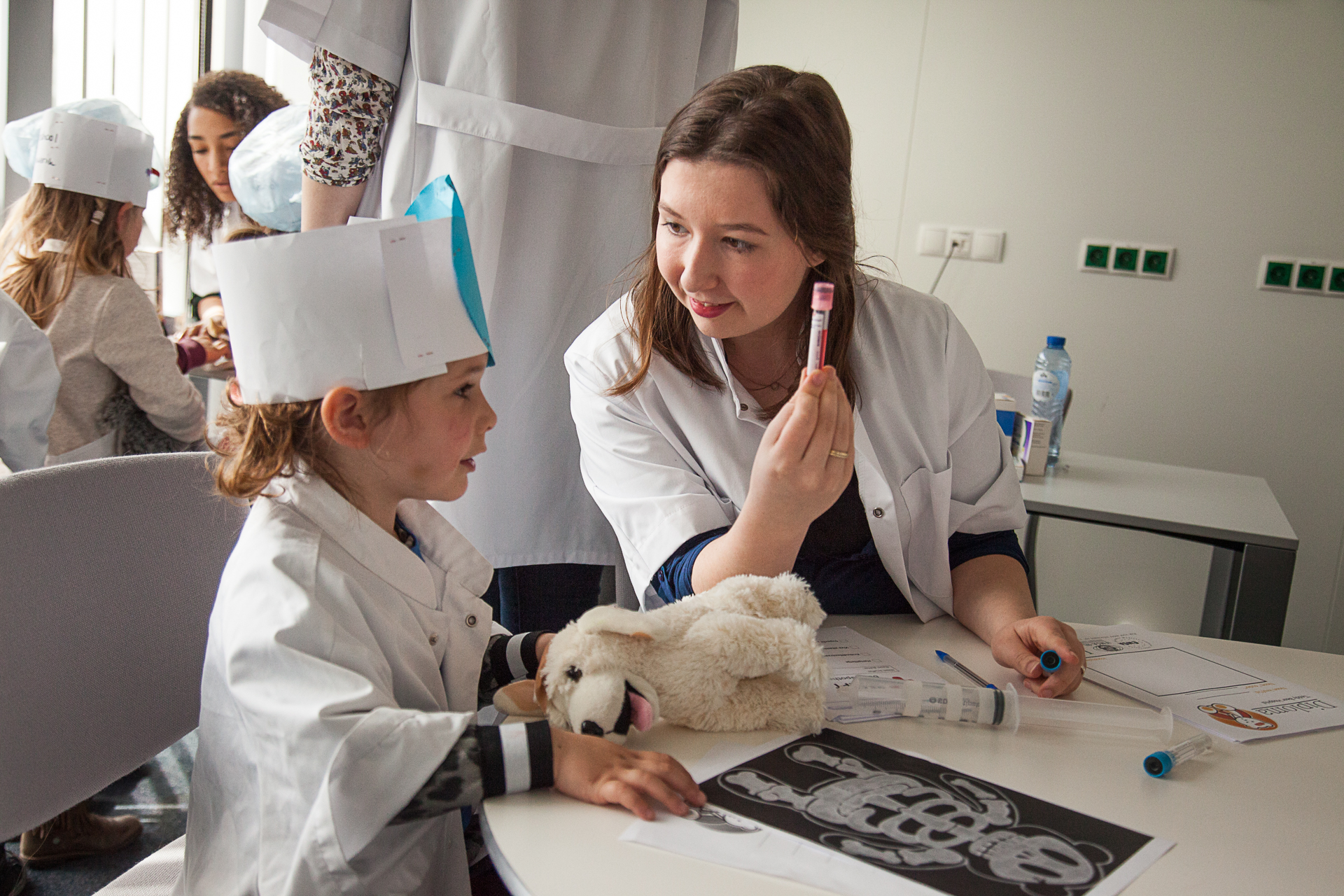 Teddy bear doctors at work in the LUMC - Leiden University