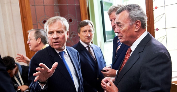 Jaap de Hoop Scheffer krijgt eretitel Minister van Staat - Universiteit ...