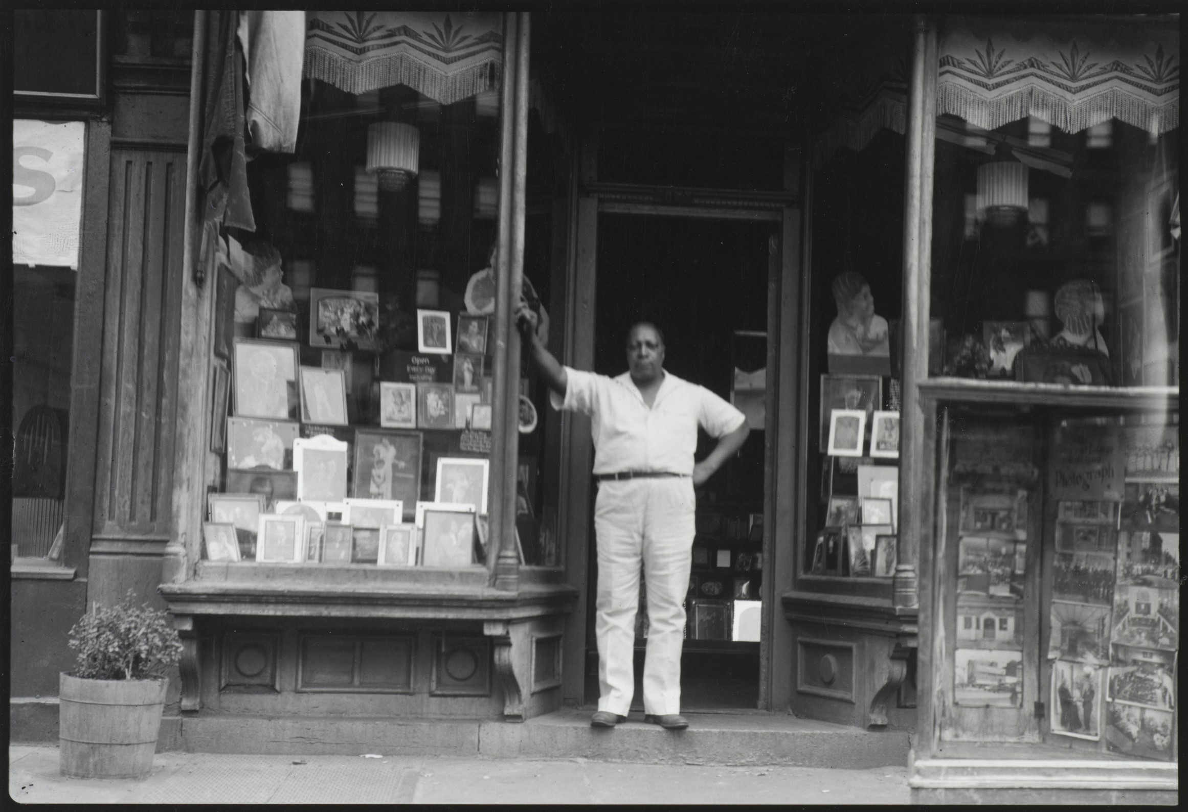 A Nimble Arc: James Van Der Zee and Photography - Leiden University