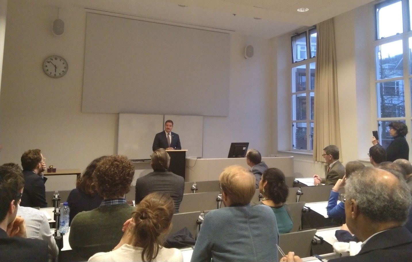 Voormalig premier van Aruba, Mike Eman, geeft lezing aan het Europa ...
