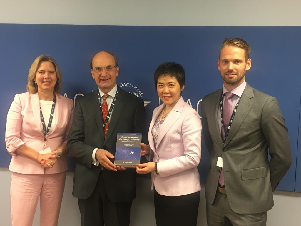 Minister overhandigt eerste exemplaar boek Pablo Mendes de Leon en ...