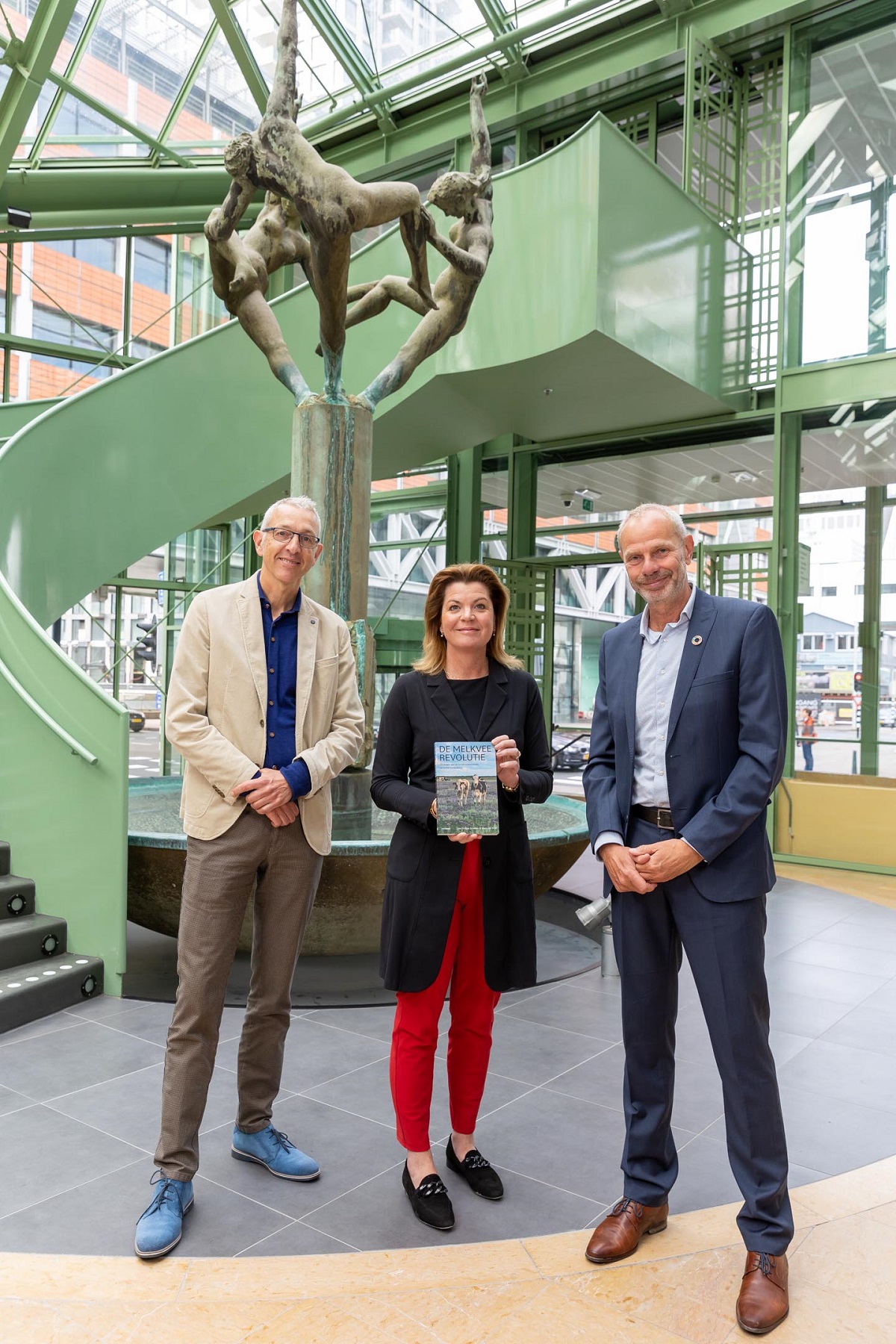 Stikstofprofessor overhandigt boek aan stikstofminister - Universiteit ...