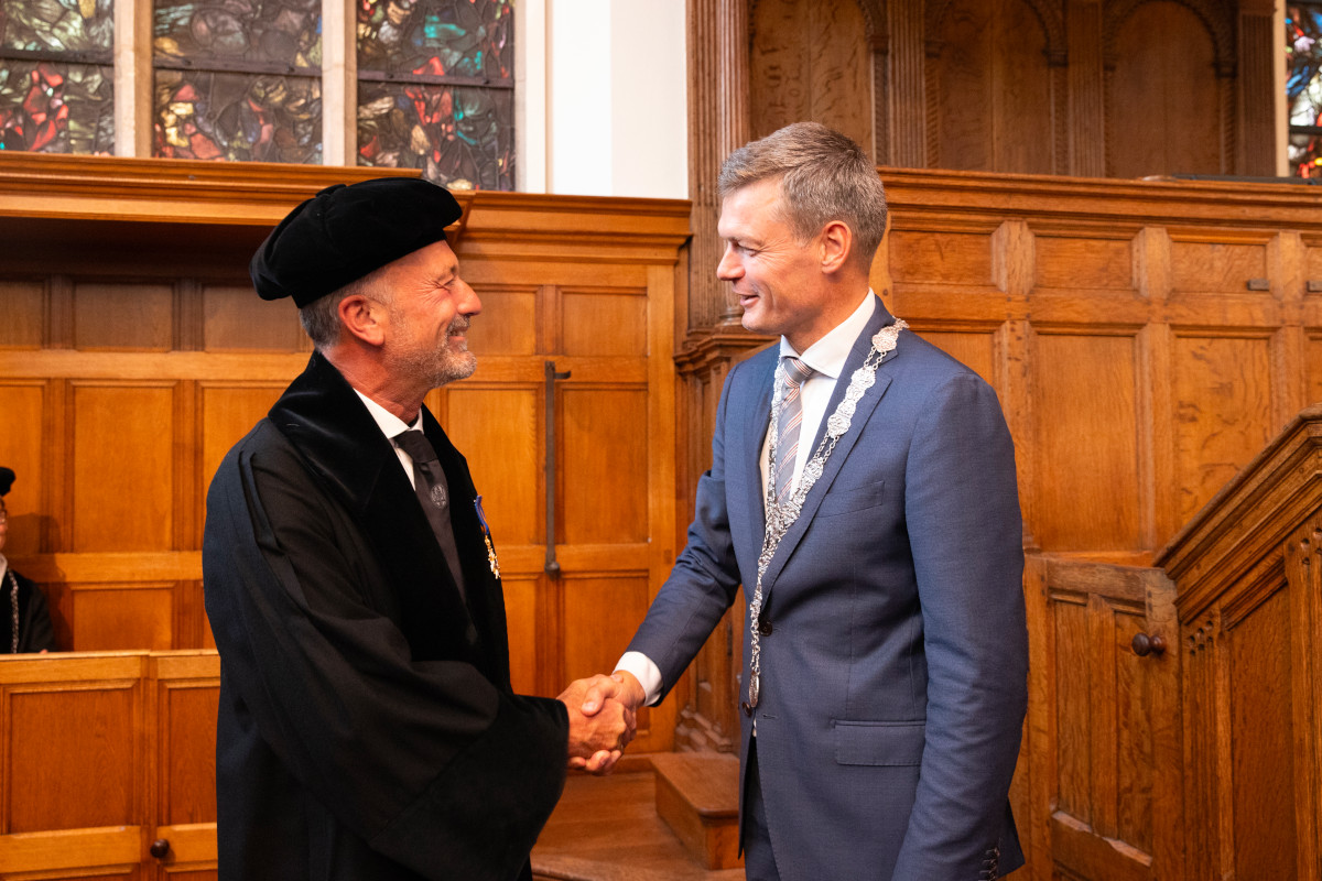 Royal honour for Prof. Barend Mons - Leiden University