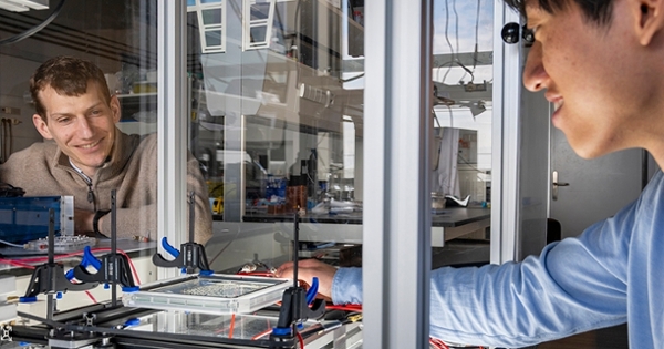 Packed particles power up - Leiden University