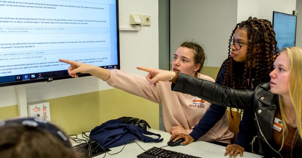 Girl power and science during the Girls in Science Day - Leiden University