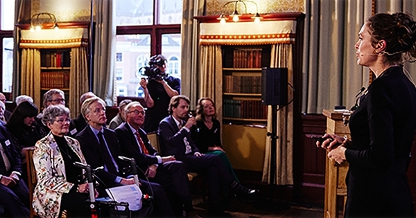 What drives humans? How Mariska Kret manages to touch science with her ...